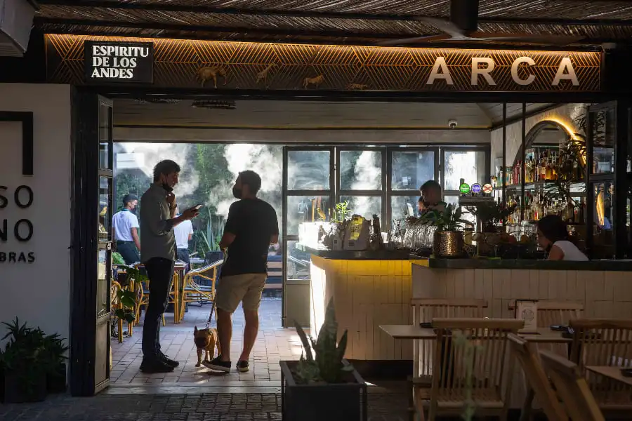 Arca Bar: Un Refugio Gastronómico y Social en el Corazón de Vitacura